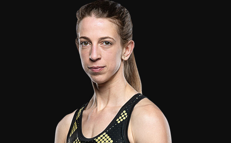 Taylor “Tay-Tay” McClatchie: Petarung Muay Thai Kanada - Kulit Bundar